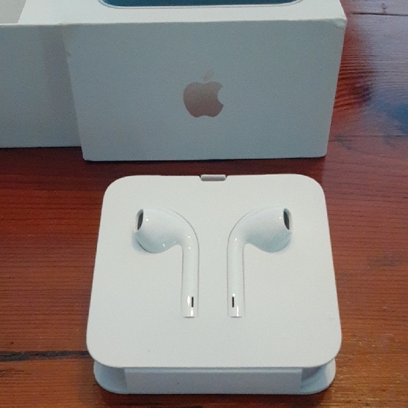 Apple | Headphones | New Apple White Earpods With Lightning Connector ...